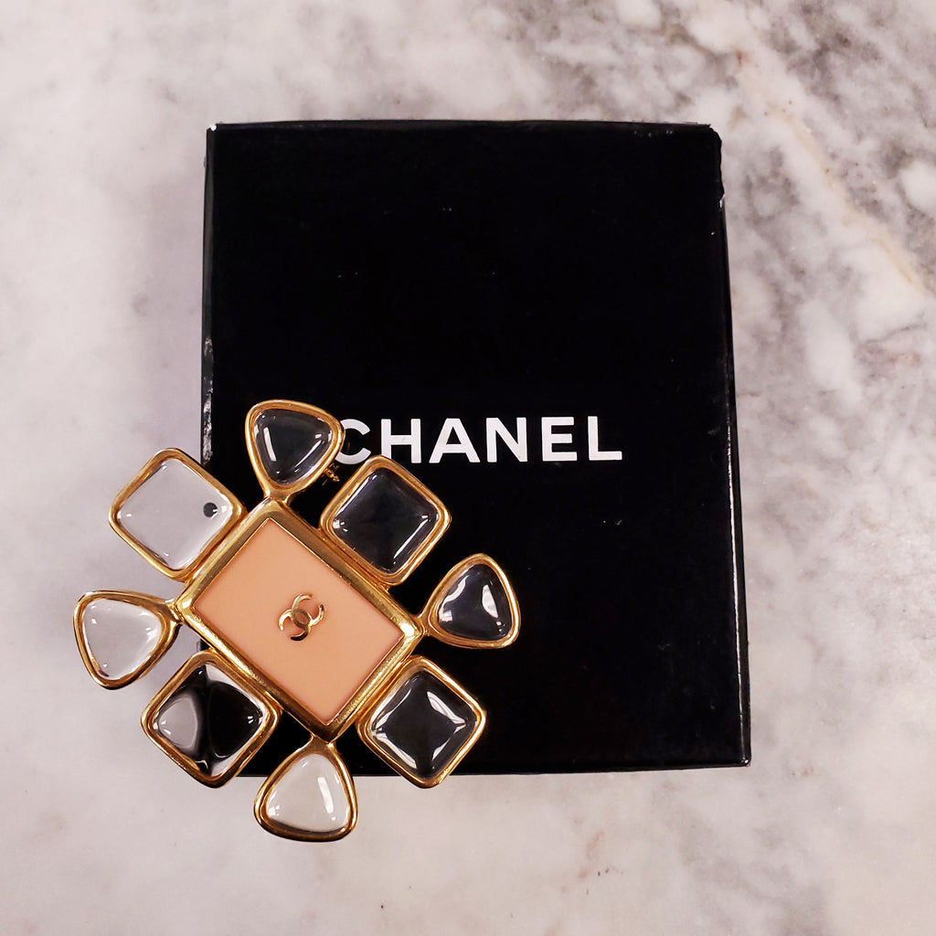 CHANEL CLEAR GLASS GRIPOIX STONES AND FLAT PINK CENTER PIN WITH GOLD C ...