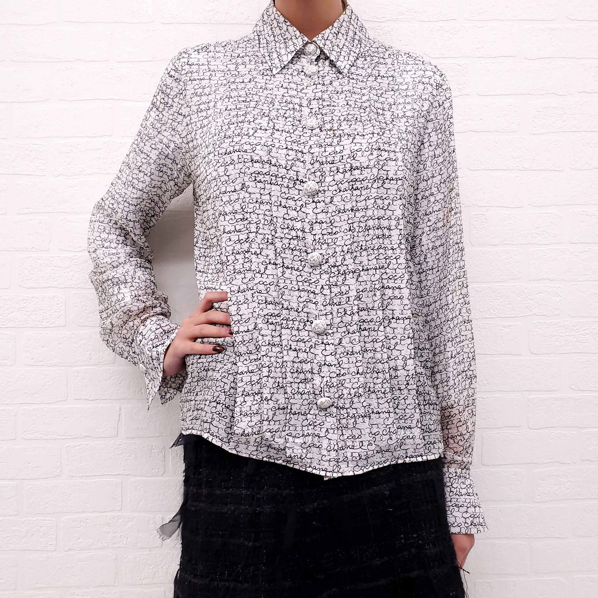CHANEL CREAM AND BLACK SILK CURSIVE LOGO BLOUSE - SIZE 42 – Rewind Couture